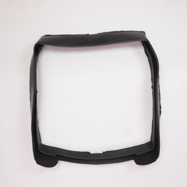 P/PX系のテールボディのガスケットです。レンズとボディの間に入れるガスケットです。P/PX用ですが、PXは1983年頃までに採用されていた段付きになっているテールレンズに使用できます。テールが変更されていることもありますので、必ず事前にお...