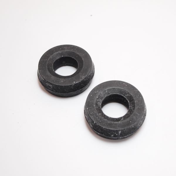 フロントショックトップブッシュ2個セットです。PK系の車両に使用できるサイズです。ピアジオ純正品番 216209-057012 です。厚み10mm、内径14mm、外径30mmの車両に使用できるサイズです。新しい物スモール系 に採用されている...