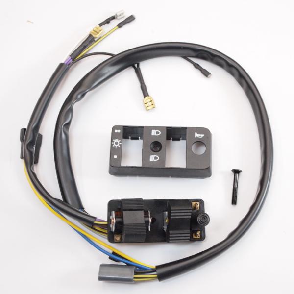 PK50-PK125S等に使用できる右ライトスイッチです。純正品番 216779 の互換品で、ホーンはオープナー(押すと切断されるタイプ)です。純正品番をお確かめの上購入をお願いします。GRABORの物です。スイッチの操作感も良く、配線もし...