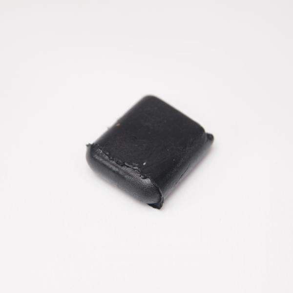 ベスパのシートロック部分のゴムキャップです。抜けやすく紛失してしまうことも多い部分です。キー付きではないラージからスモールまで幅広く使うことが出来ます。外寸は20x16xH4mmくらいです。