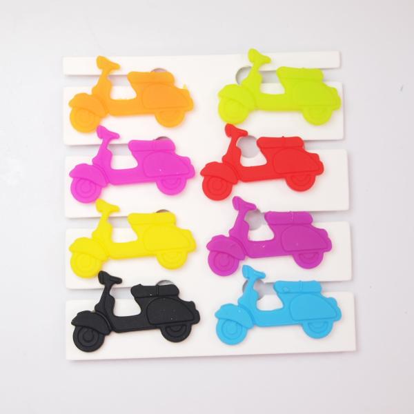 balvi製のグラスの渕に挟んで使う、スクーターの形をしたグラスマーカーです。8色セットです。グラスマーカーですが、アイディア次第でアクセサリー、インテリアのワンポイントにも使えそうです。ホームパーティで同じ飲み物を飲んでいると、グラスが誰...