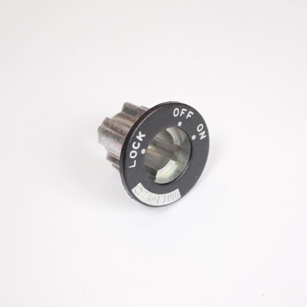 PXFL系に使用できるハンドルロック部のボディです。純正品番 297777 です。キーリングが擦れたり、キーが当たって剥げてしまいがちな部分です。乗るときに見える部分ですので、気になっている方にはおすすめのパーツです。