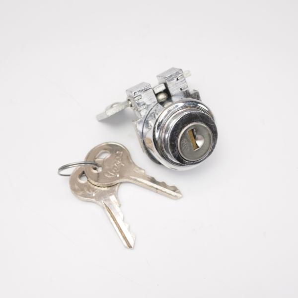 PASCOLIブランドのハンドルロックです。純正品番 060727 の互換品で、PASCOLIの品番は SR0610 です。フラップ部分のサイズは44x22mm(フラップの軸からの長さは29mm程)、シリンダー部分のネジ径は24ｘ1.0、カ...