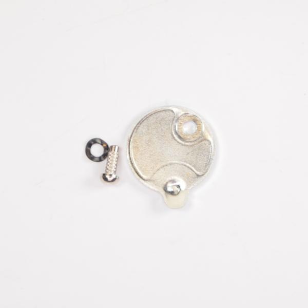 50S、ET3等で使われていたラウンドタイプのキーカバーです。その他車種も同系の物でしたら使用可能です。サイズをご確認の上購入をお願いします。直径約22mm、リベットは2.7mmです。レストア中の方や、破損、紛失してしまった方にもおすすめの...