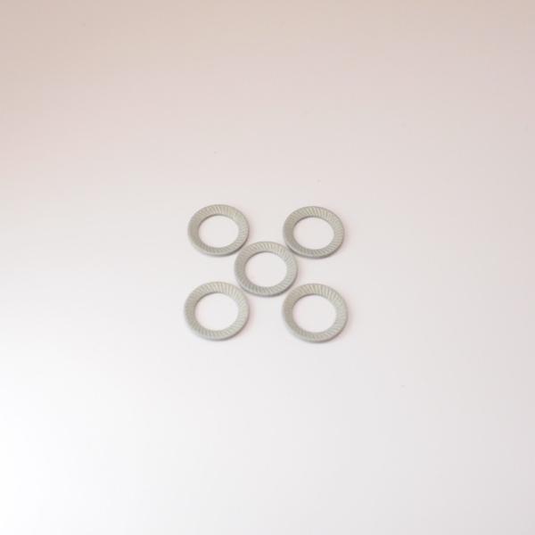 カーブドワッシャーです。直径9.9ミリ、素材の厚みは0.7ミリくらいです。ギア状の溝があり、円錐状になっているので、振動によるゆるみが軽減されます。 ギア形状になっているので、スプリングワッシャーの様に締め付け時に母材を削ることもありません...