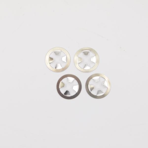 バッジを裏から固定するプレートです。4mm軸に適合します。内径3.7mm、直径12mm、厚みは1.3mm程です。ピンが5mmくらい出ていない場合はクリップが引っかからないかもしれません。材質はステンレスです。4個セットです。