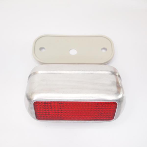 SIEMのワイドフレームタイプのテールASSYです。ワイドフレームのすっきりとした外観には一番似合うテールボディだと思います。サイズは幅114、高さ45mm、厚みは51mm程です。※電球は付属しません。 ボディはアルミの素地です。そのまま装...