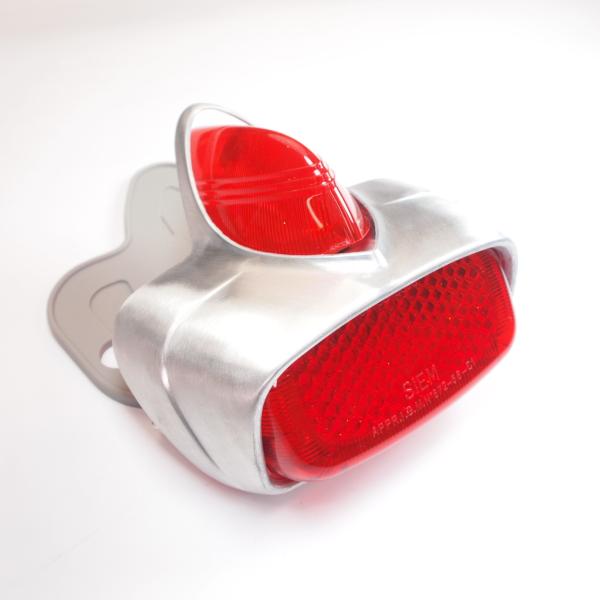 150GSテールです。ガスケットセットです。上下とも赤いタイプです。※電球は付属していません。SIEM製です。VNA2、VBA1、VS4-5以外にも加工は必要ですが似合うテールです。取り付け穴ピッチ98mmです。約12×12cmと小ぶりなテ...