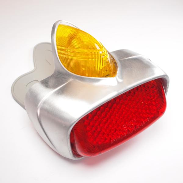 150GSテールです。ガスケットもセットです。上がオレンジのタイプです。※電球は付属していません。SIEM製です。VNA2、VBA1、VS4-5以外にも加工は必要ですが似合うテールです。取り付け穴ピッチ98mmです。約12×12cmと小ぶり...