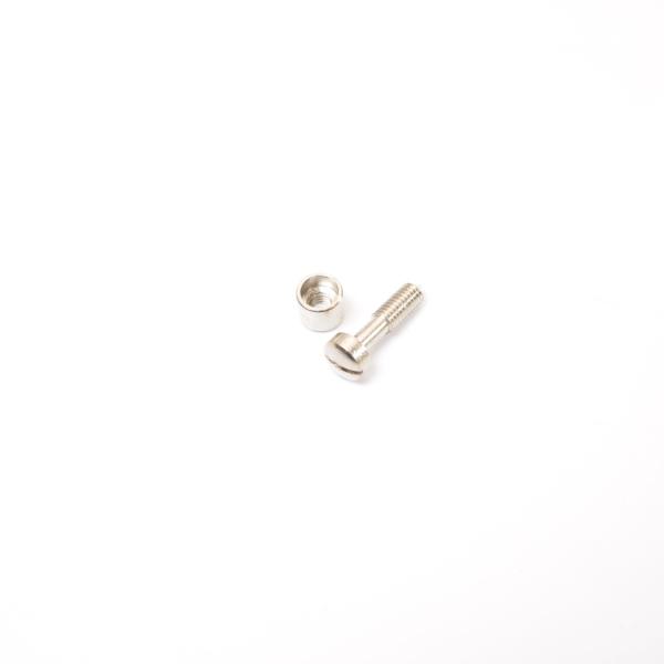 ヘッドライトリング固定用のネジです。Pascoli製です。適当なネジでも補える部分ではありますが、少し変わった形をしているので、しっかりレストアしたい方にはこういった部品をお勧めします。ピアジオ品番は010713、010710です。