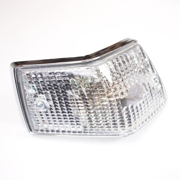 ベスパPX系用左後ろウインカーです。ピアジオ純正品で純正品番 638763 です。メッキケースのクリアレンズのFL2タイプです。 形状は同じですのでPX200EやT5にも使用可能です。電球は付属しません。ソケットはBAU15Sです。純正から...