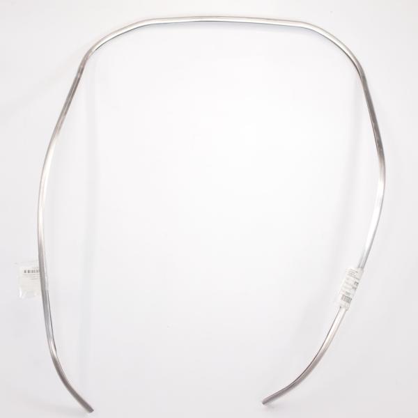 ベスパ Sprint Super GTR等のアルミレッグシールドモールです。純正品で、純正品番 072271 です。同系の車両には装着可能ですが、装着には専用工具が必要になります。成型上の曲がり、輸送、保管上の傷、曲がり等あります。曲がりは...