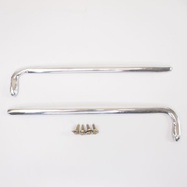 160GSのフェンダーモールのリプロ品です。正直にいうと、造りはあまりよくありません。レストア車に使うと思うと迷うレベルです。装着してしまえばある程度我慢できるとは思いますが、画像の感じですので画像でご判断願います。とはいえ、安いですし、無...