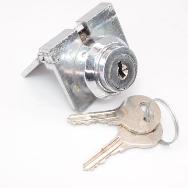 VL1T、VD1T、VD2T、VDTS等のグローブボックスキーです。カバーフラップ付きです。ボックスのフラップに取り付ける部分の径は20mm程です。ロックアーム部分を加工すればいろいろな車種に使えそうなキーです。