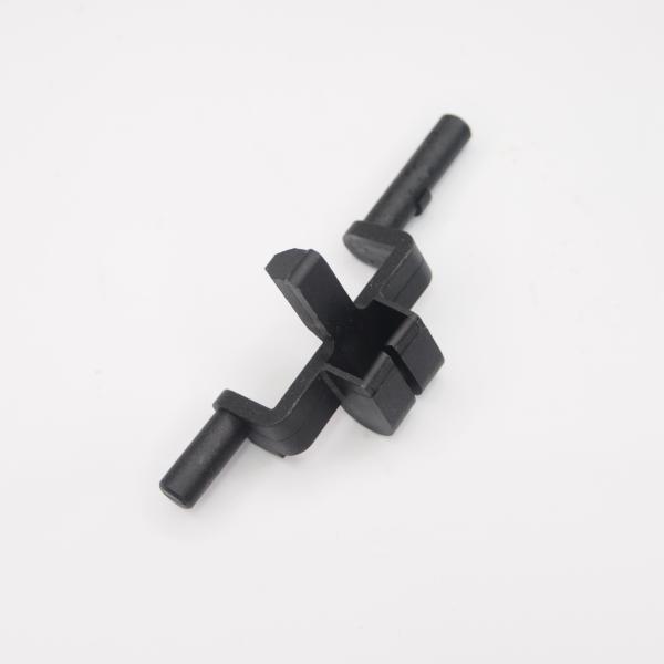 給油口のカバー部分の支柱です。フックになっており、この部分は折れてしまうことが多い部分です。蓋が閉まらなくなってしまった車両の交換用にはもちろんですが、長く乗ろうと思っているオーナーの方には予備にもおすすめのパーツです。ピアジオ純正品番 2...