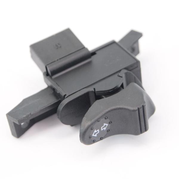 ピアジオ純正のウインカースイッチです。GTS125-300に採用されているスイッチで、その他同系のスイッチが使われている車両にも取り付け可能です。純正品番 294723、00G01703701 が使用できる車種に適合します。スイッチ類は消耗...