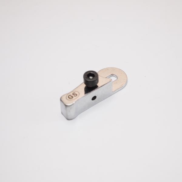 Grand-Sportのチョークケーブルコンバージョン用のレバーです。スモールフレームベスパに社外キャブを装着し、純正の様にリモートチョークノブを取り付けたかった方の為のパーツです。※社外キャブレター用です。使用するには、マロッシ品番 94...