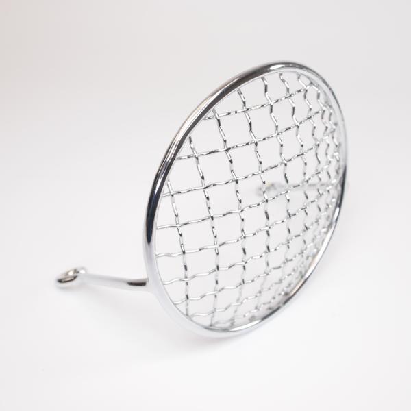 50s 90 100の丸いメーターが付いたビンテージスモール系に使えるヘッドライトグリルです。多少造りの粗い感じもありますので、調整して装着するようにしてください。60年代のビンテージな雰囲気を演出してくれるパーツです。大きな飛び石からライ...