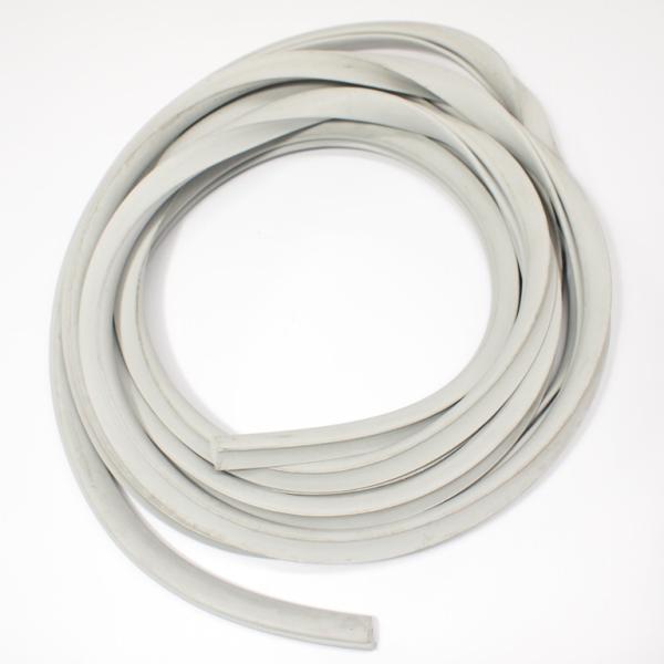 ラージボディ用のサイドパネルラバーです。1946-60年ごろに採用されていた幅10ミリ程のタイプのリプロ品です。一応ドイツ製らしいです。 長さは3mです。色はグレーです。汚れなどありますが軽く拭けば取れるレベルだと思いますのでご容赦願います...