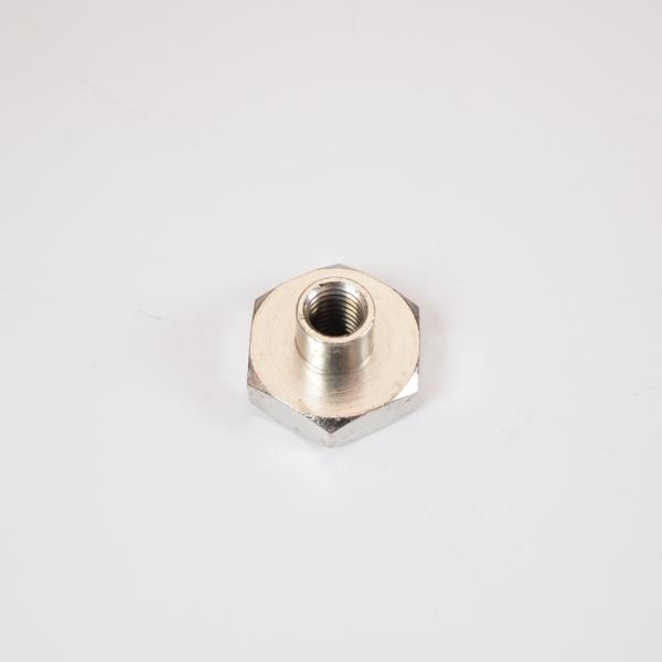 ベスパ 98、125 V1-15、V30-33に使用できるニッケルメッキのホイールナットです。サイズはAF22mm、高さ15mmくらい、ネジ径はM8、スリーブ径10mmくらいです。 錆びやすい部分ですし、特殊な形状ですので代用が出来る部品も...