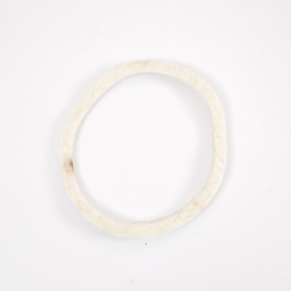 キックスターターレバー根元、プレートの下にあるフエルトです。ケースの外側から交換する部品です。純正品番 10260 の互換品です。サイズは 47mm×54mm× 3mmくらいです。ワイドフレーム、Vespa 125 V15-33/VM/VN...