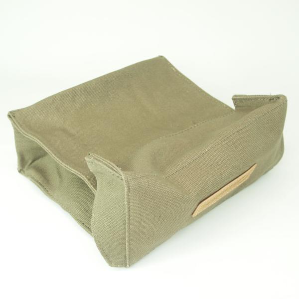 レッグシールド内側に取り付けることができるバッグです。マグネットで取り付けるタイプです。バッグ本体にボディに傷がつきにくい様、布で覆われたマグネットが6個装着されています。レッグシールド内側にグローブボックスがなく、収納スペースがないビンテ...