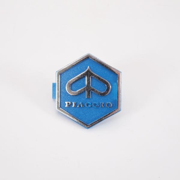 PK、PX等に使用できるクリップタイプの六角プラ製ホーンカバーバッジです。 メッキではないタイプです。ピアジオ純正品番 252970 です。 サイズは約32×37mm程です。ホーンカバーバッジ部分が六角の枠になっているタイプのホーンカバー用...