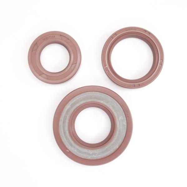 50s等19mmクランクに使用できるオイルシールセットです。年式によりサイズの違いがありますので、必ずご確認の上購入をお願いします。Vitonフッ素ラバーです。エタノール、アルコール含有量が多い燃料に特に効果があります。Vitonは、青いN...