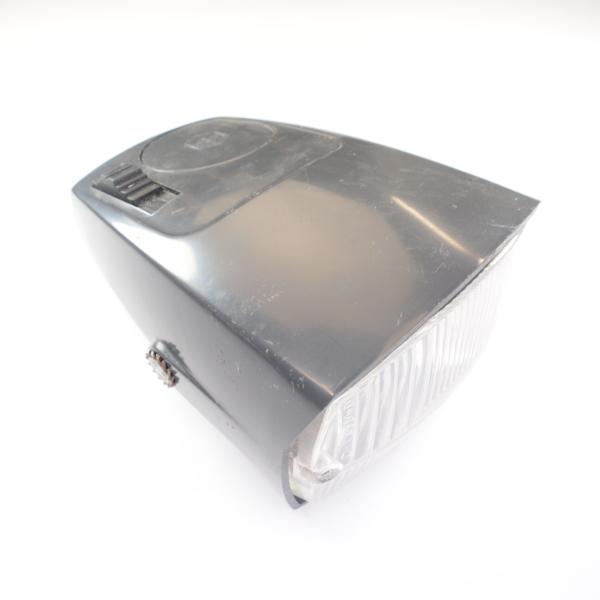 ピアジオチャオのヘッドライトハウジングです。1971年頃から採用されていた形状の旧タイプです。メーター部分の蓋は取外しできますので、メーターを入れて使えます。スイッチ付きのヘッドライトです。劣化で割れてしまいがちなヘッドライトです。純正品番...