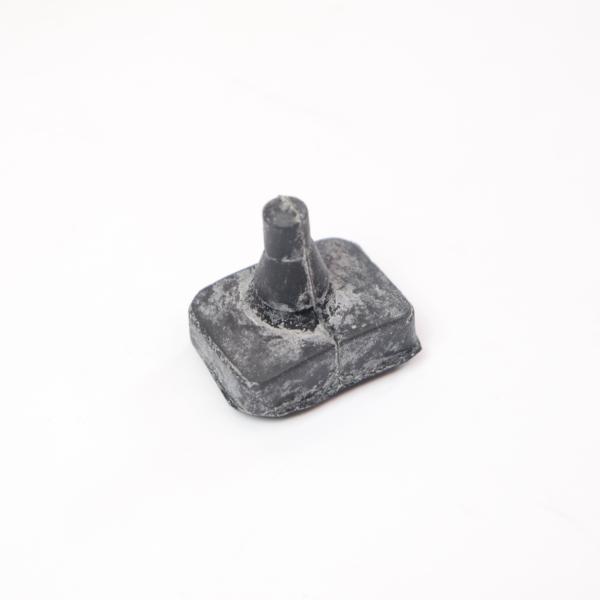 チャオのフロントフォーク内部下側、スイングアームが当たる部分についているゴムブッシュです。潰れてしまっている物が多く、切れて紛失してしまうこともある部分です。小さな部品ですが、不具合の有る部品から交換すると変化が体感できるパーツです。※左右...