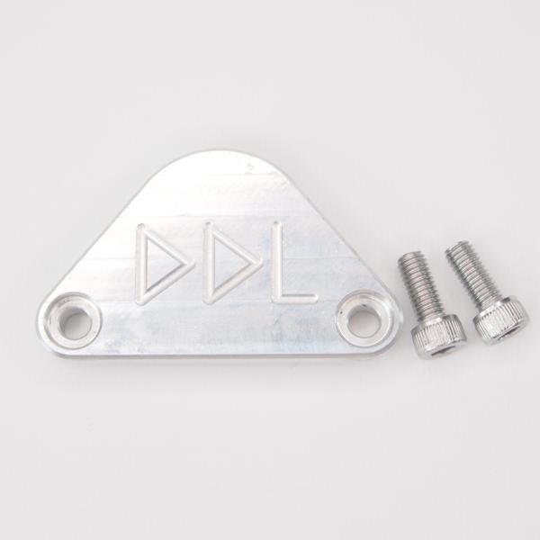 Piaggio 2T maxi系エンジン搭載車に使えるウォーターポンプカバープレートです。DDL Tuning製のパーツです。オイルポンプを外し、その部分に取り付けるカバープレートです。装着にはオイルポンプを外さなくてはいけないため、オイル...