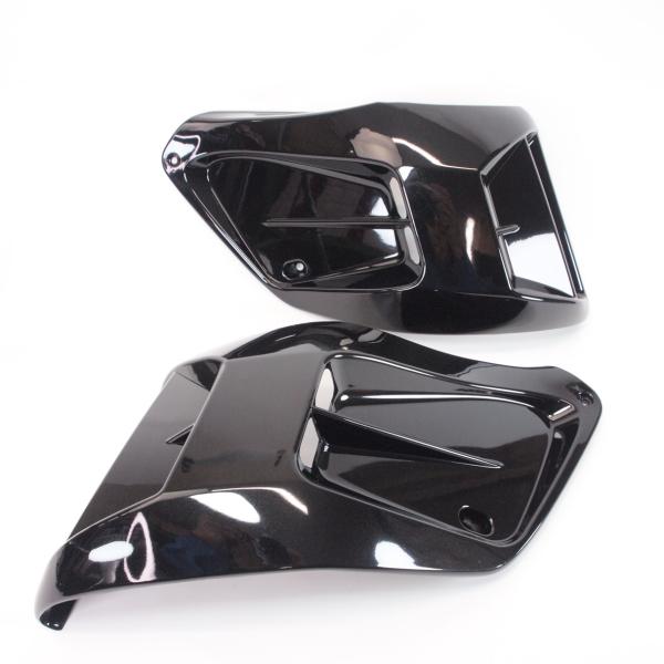 社外品のエアーアウトレット部分のカバーです。純正品番 59889300、59889200 の互換品です。ジレラ ランナーFX/FXR、2005年までのVX/VXRに装着可能です。カスタム外装です。純正品とは外観は異なり、スポーティな感じにな...