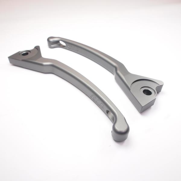 ベスパ GTS/GTS Super/GTV/GT 125-300系に使用できるブレーキレバー左右セットです。SIPロゴ入りで、左右共通ではありません。03年以降のモデルに採用されているHENG-TONGマスター用です。ピアジオ純正品番 49...