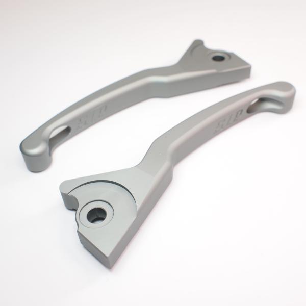 ベスパ GTS/GTS Super/GTV/GT 125-300系に使用できるブレーキレバー左右セットです。03年以降のモデルに採用されているHENG-TONGマスター用です。SIPブランドの商品です。ショートタイプで握りやすく、CNC加工...