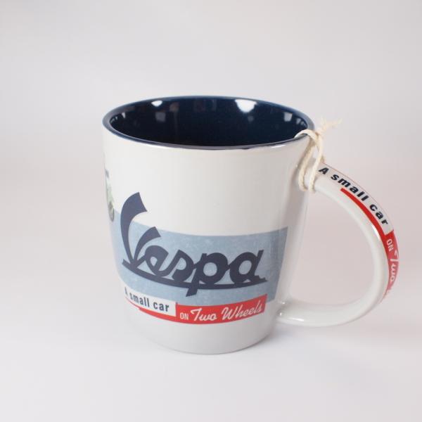 オーナー必見！VESPAオーナーではなくても使いたくなるデザインのマグカップです。サイズは高さ約90mm、直径85mmで、一般的なサイズかと思います。ピアジオライセンス品です。ガレージのインテリアや鉛筆立てなんかに使用しても良いかと思います。
