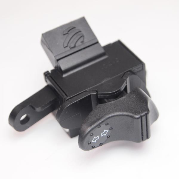 ピアジオ純正のウインカースイッチです。2016年以降のGTS125-300に採用されているスイッチで、その他同系のスイッチが使われている車両にも取り付け可能です。純正品番 1D001824 が使用できる車種に適合します。スイッチ類は消耗して...