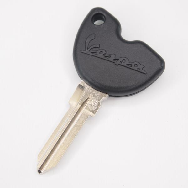 ピアジオ純正黒いグリップのGiobertブランクキーです。青いグリップのMINDAタイプの互換品です。純正品番 298934、573426、1B004718 です。GTSは2018年ごろまでのモデルに使用できます。2018年以降のキー付きG...