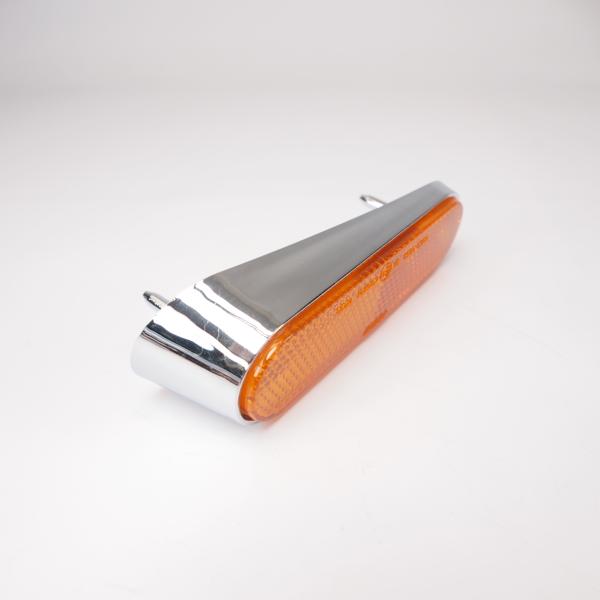 SIP製ベスパ GTS等のフロントマッドガードサイドに取り付けるリフレクターです。フロント(オレンジ)、リア(赤)用があるのですが、この商品はフロントの右側の物です。ピアジオ純正品番 584084 の互換品です。幅10cm、取付ピッチ78m...