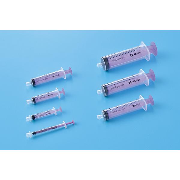 ISO 80369-3に準拠したニプロ製品に接続することができます。視覚的に認識しやすいようにプランジャ（押子）を紫色にしています。容量（mL）：5入数：1箱（100本入）色：紫販売名:ニプロENシリンジ医療機器届出番号:27B1X0004...