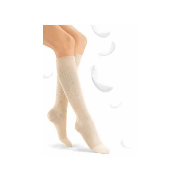 今までにない生地の柔らかさを実現ムレにくさ、履きやすさ向上のため、織糸と表面加工に新技術を採用靴下タイプなのでパンツスタイルや自宅使いにもマッチ圧迫圧の異なる2種類で術後から保存期まで幅広く対応適用周囲長（単位：cm）ふくらはぎの最も太い部...