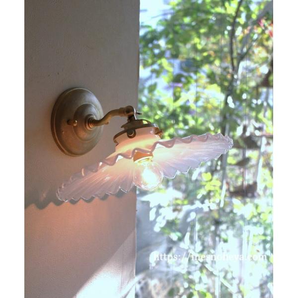 ** お洒落なブラケットライト　ウォールランプ　フランスアンティーク＆英国アンティーク調の素敵なブラケットランプ（壁掛けウォールランプ）をご紹介しています。**アンティーク調の真鍮製、小さなブラケットライト（ウォールランプ） ＆ミルクガラス...