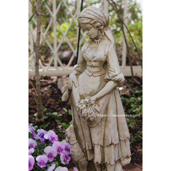 英国カントリーの美しい村娘セシルと子羊リリー（英国製ガーデンオーナメント）古き良き時代へタイムスリップしたかのような、緑滴るイギリスカントリーの村の風景が目の前いっぱいに広がっていくようです。英国カントリーの優しい情景がストーン製のガーデン...