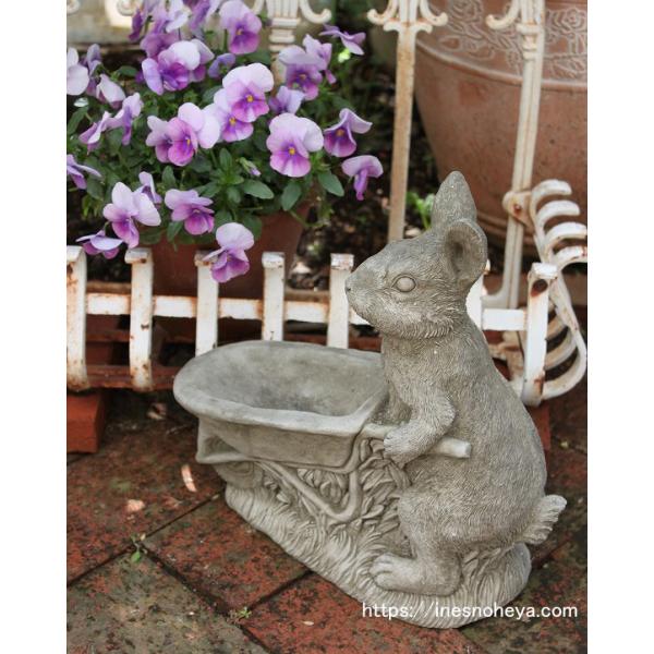 農園で働くウサギのファーマー、ジャニス（英国製ガーデンオーナメント）古き良き時代へタイムスリップしたかのような、緑滴るイギリスカントリーの村の風景が目の前いっぱいに広がっていくようです。英国カントリーの優しい情景がストーン製のガーデンオーナ...