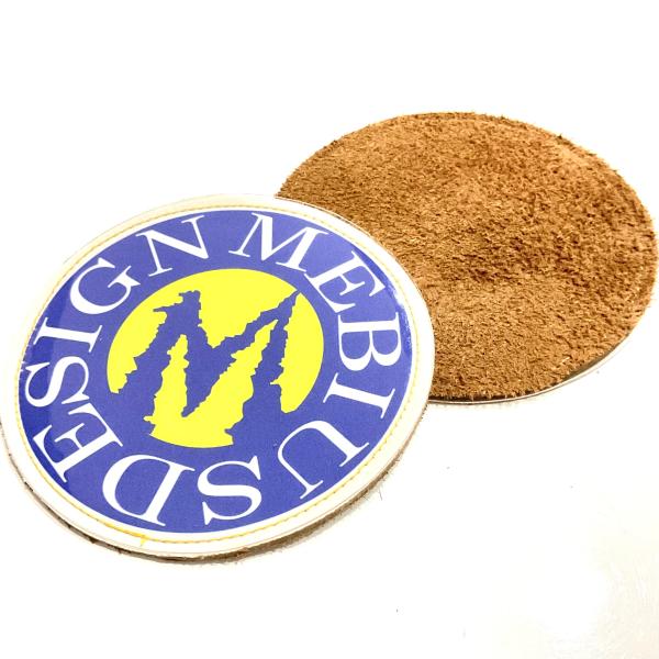 ∞ メビウス ボウリング レザーパッド ∞サイズ：直径約155mm材　質：裏面レザー備考：ボールの表面の拭き上げに。表面は厚手のビニール系を張り滑り止めの効果もプラス。裏面のレザーパットで投球時のオイルを拭き上げます。その他：お手入れについ...