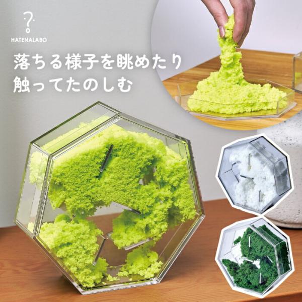 「コットンクレイ」は何とも言えない感覚と向き合うための装置です。自然物や生き物のようにうごめく様子や、不思議な触り心地に集中してみることで、世界をじっくり丁寧に味わう力が身につくとか。七角形のケースの中を「コットンクレイ」がゆっくりと落ちて...