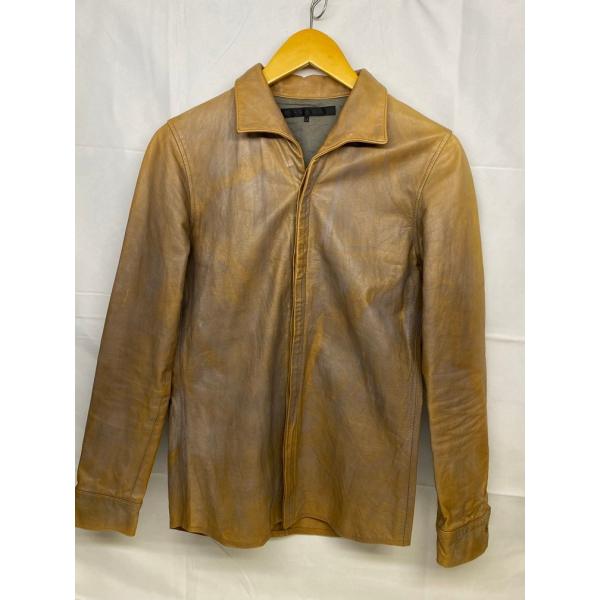 ランク付け  D状態  OURET 牛革 レザーシャツです。中古品。通常の使用に伴う状態。使用感あり。表記サイズ  2実寸サイズ  着丈:71cm肩幅:40cm身幅:54cm袖丈:64cmカラー  ブラウン系保管店舗  要町【ランク説明】【...