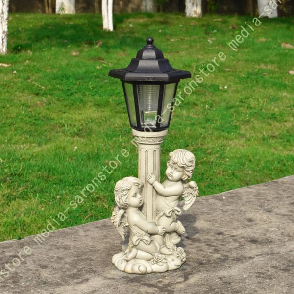 【発売日：2025年11月10日】置物 ソーラーライト●材質：樹脂●ランプタイプ：ソーラーledライト●かわいい天使の家のガーデンオブジェです!●ソーラーライト付きで、陽の当たる場所に置くと夜に自動点灯します!●防水仕様ですので雨に濡れても...