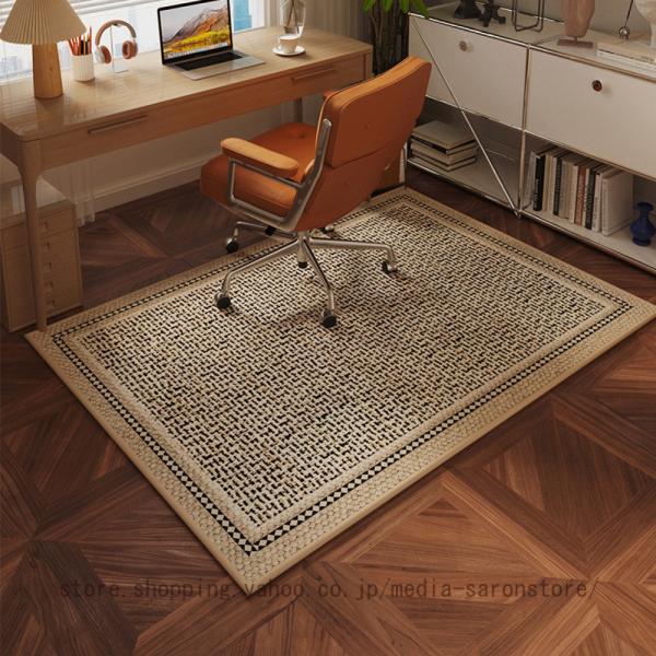 【発売日：2025年09月19日】素材：ポリエステル厚さ：約8mm商品の特徴★椅子を引いたり、移動をしたりと動きの多いダイニングで気になっていた、音を軽減致します!また、フローリングの傷つき防止にも最適です!床やフローリングを傷から守ります...