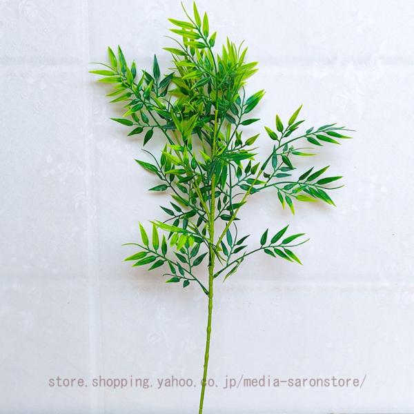 【発売日：2026年01月15日】【高い品質】人工観葉植物は高い品質のプラスチック製を採用しておりますが、一枚ずつの葉が鉢から伸びあがっている姿と表面に浮き出た斑が特徴で、遠くから見たら本物と見間違う程のリアル感です!【自然の表現】柔らかな...