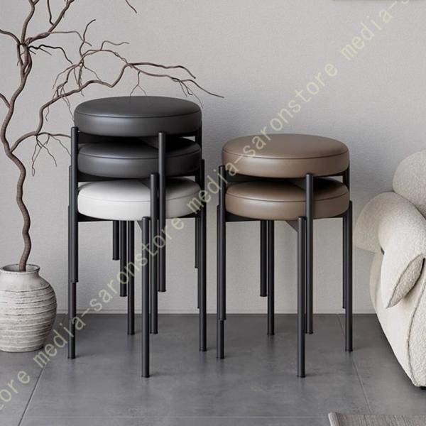 【発売日：2026年03月13日】1.快適な座り心地：このスタッキングフットスツールは、サポートと安定性を提供し、快適に使用できるよう設計されています! 体をリラックスさせ、疲れを癒すのに最適なアイテムです!2.収納しやすい：積み重ね可能な...